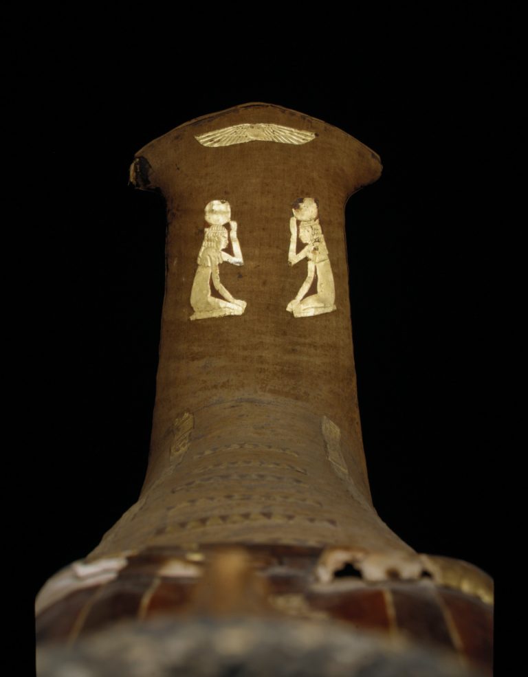 Isis and Nephthys on the feet of Artemidora. - María Rosa Valdesogo